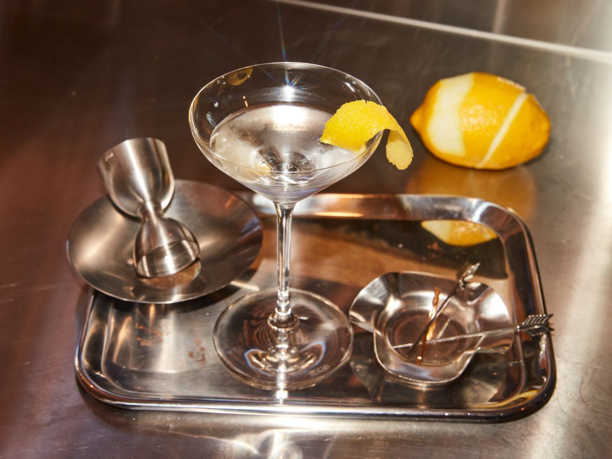 How to Order a Martini Like a Pro: The Complete Guide (Sipping on Style ...