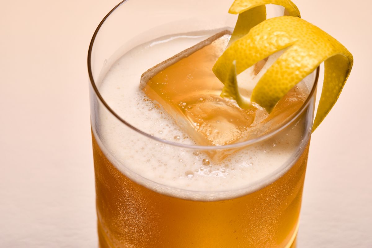 How to Make Gold Rush Cocktail (with 3 Ingredients Recipe + Top Tips ...