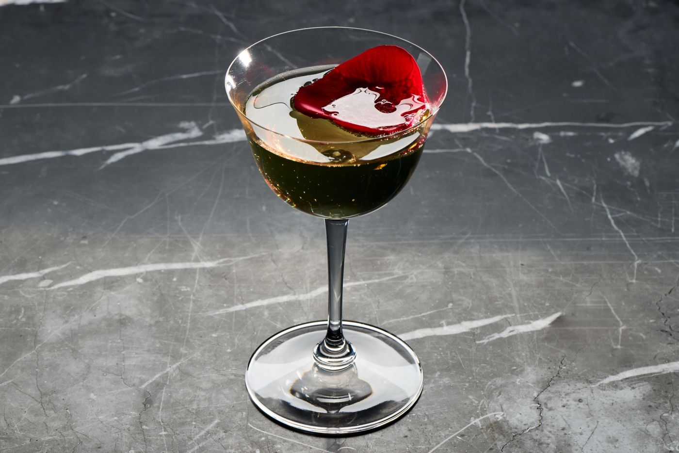 Easy Death in the Afternoon Cocktail Recipe (with Ingredients + Top Tips) - Dan's Daily | Dan ...