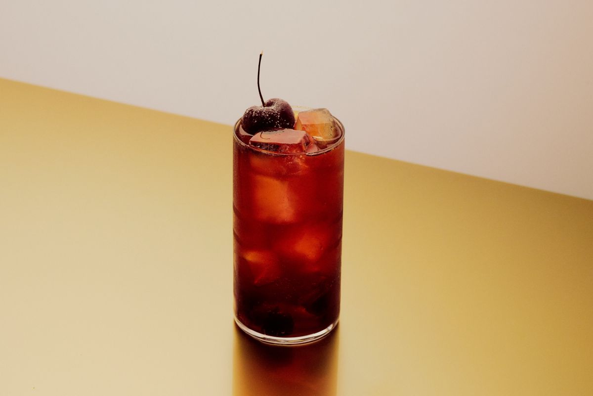 Easy Bourbon Cherry Cola Cocktail Recipe (With Ingredients + Top Tips ...