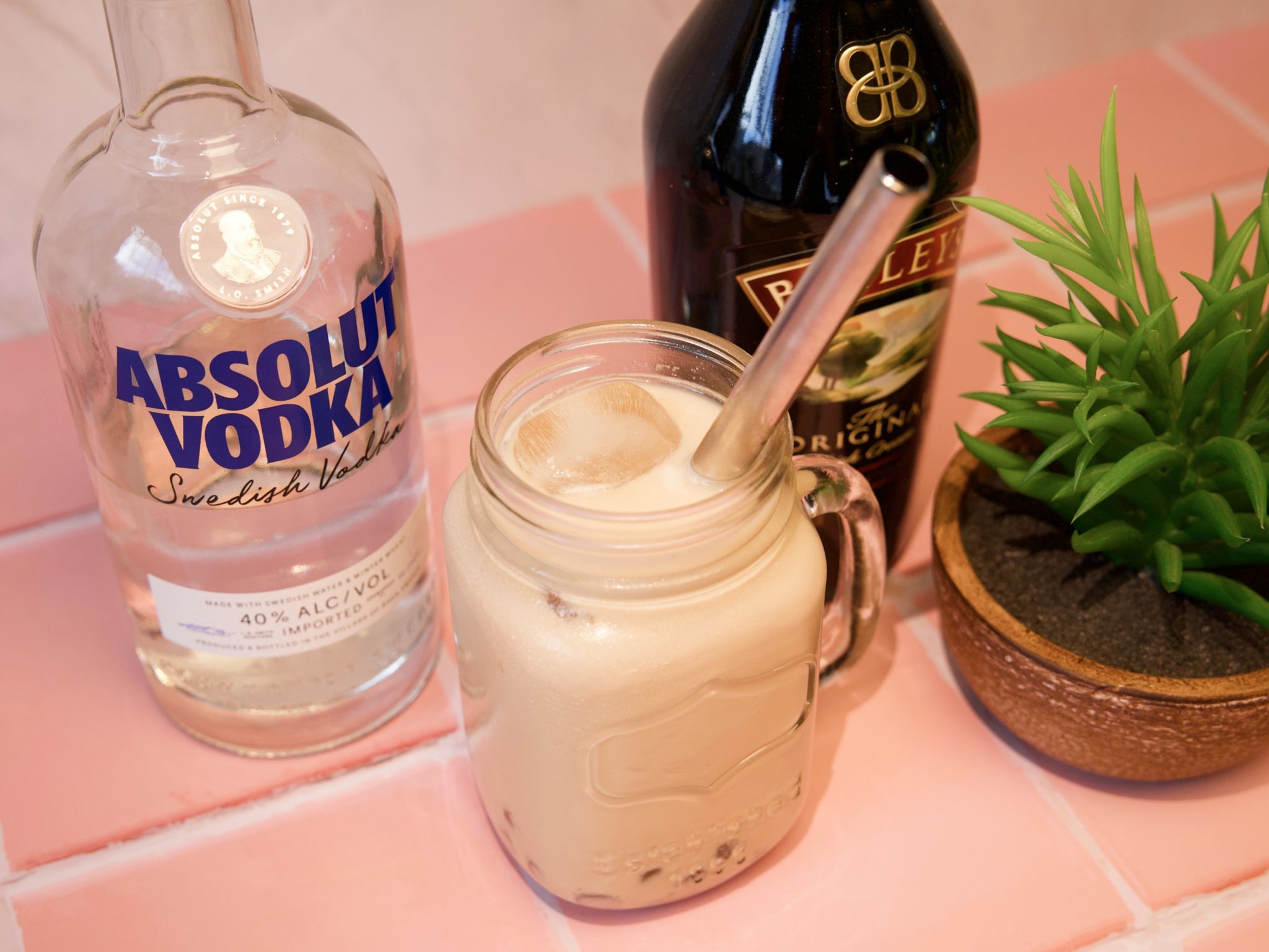 How to Make Bubble Tea Spiked with Baileys & Vodka | BWS